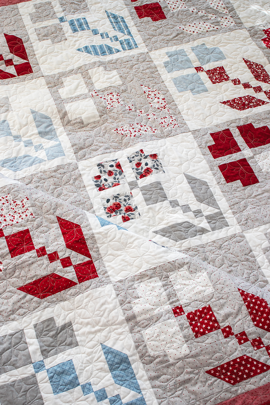 Red, White, & Bloom Flower Quilt - Lella Boutique